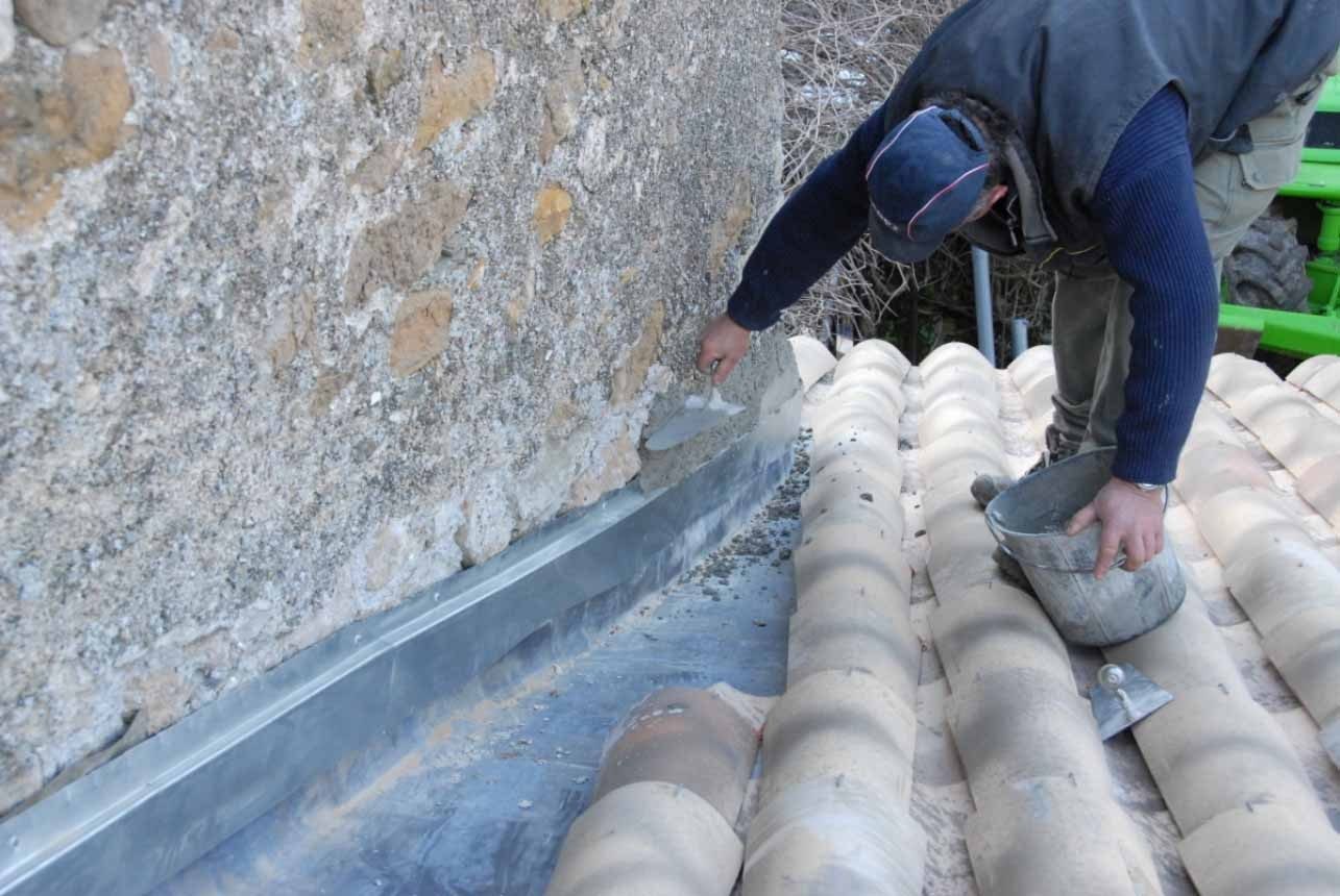 Comment installer un solin contre mur pour une étanchéité parfaite ? - Habitats Durables